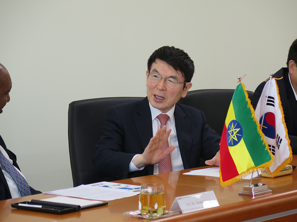 KIEP, 에티오피아 국책연구기관 정책연구센터(PSRC)와 연구협력에 관한 MOU 체결 | 공지사항 | 연구원소식 : 대외경제정책연구원