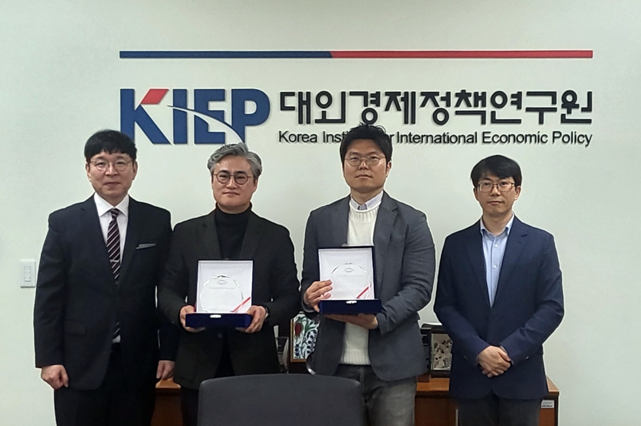KIEP Awards the 21st EAER Best Paper of the Year | Inside KIEP | NEWS : Korea Institute for ...
