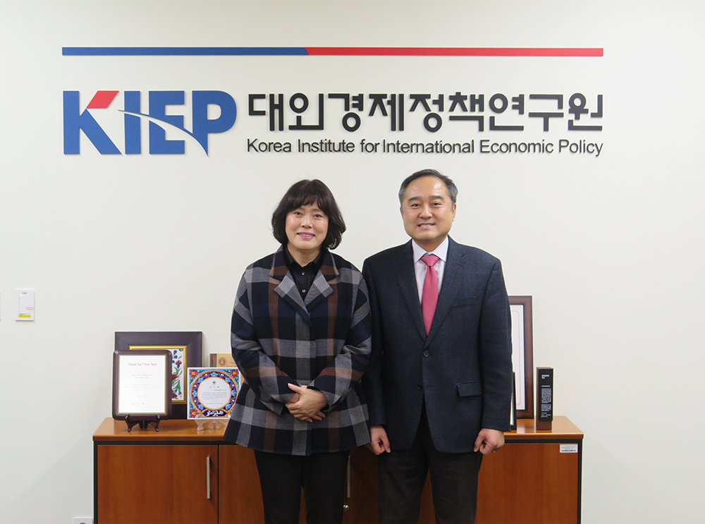 Visit to KIEP by Administrator Hyun-suk Kim of the Saemangeum Development and Investment Agency ...